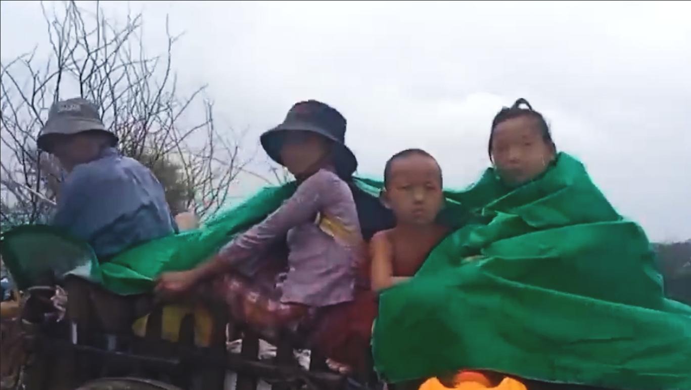 လက်နက်ကြီးတွေပစ်ပြီး စစ်ကြောင်းထိုးနေလို့ ဒေသခံသောင်းချီ ထွက်ပြေးနေရ
